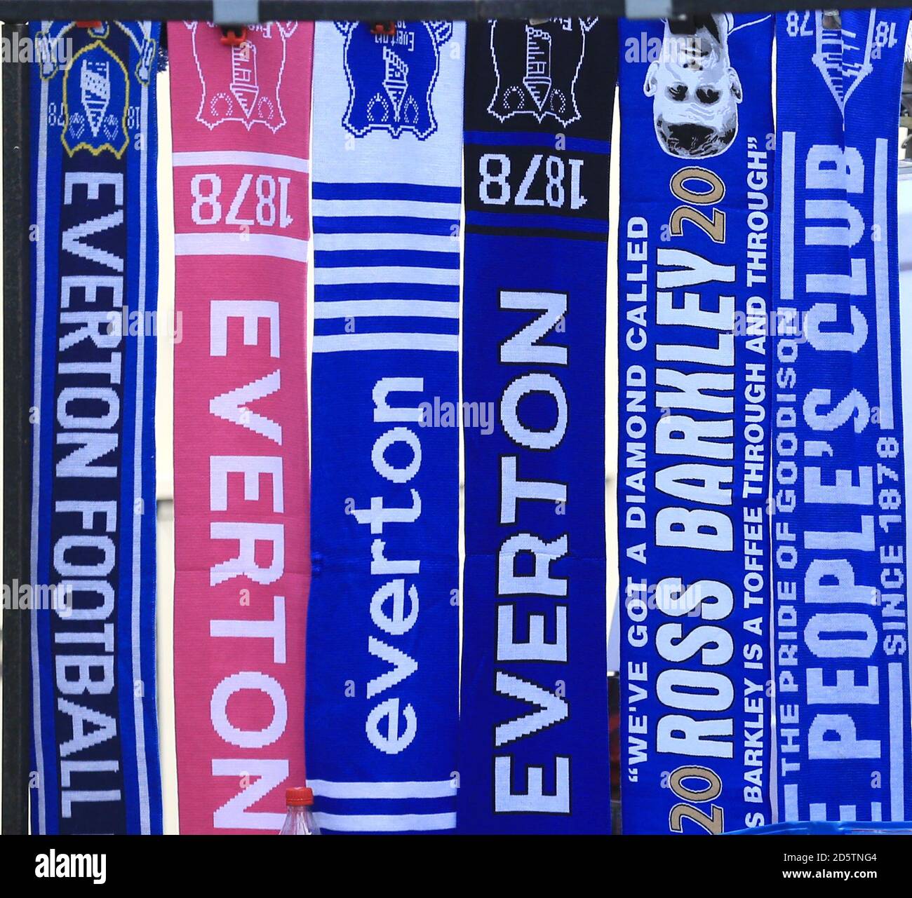 Everton scarves hi-res stock photography and images - Alamy