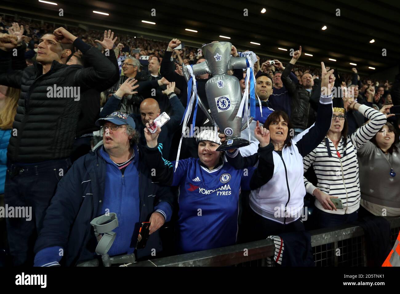 English premier league football supporters hi-res stock photography and ...