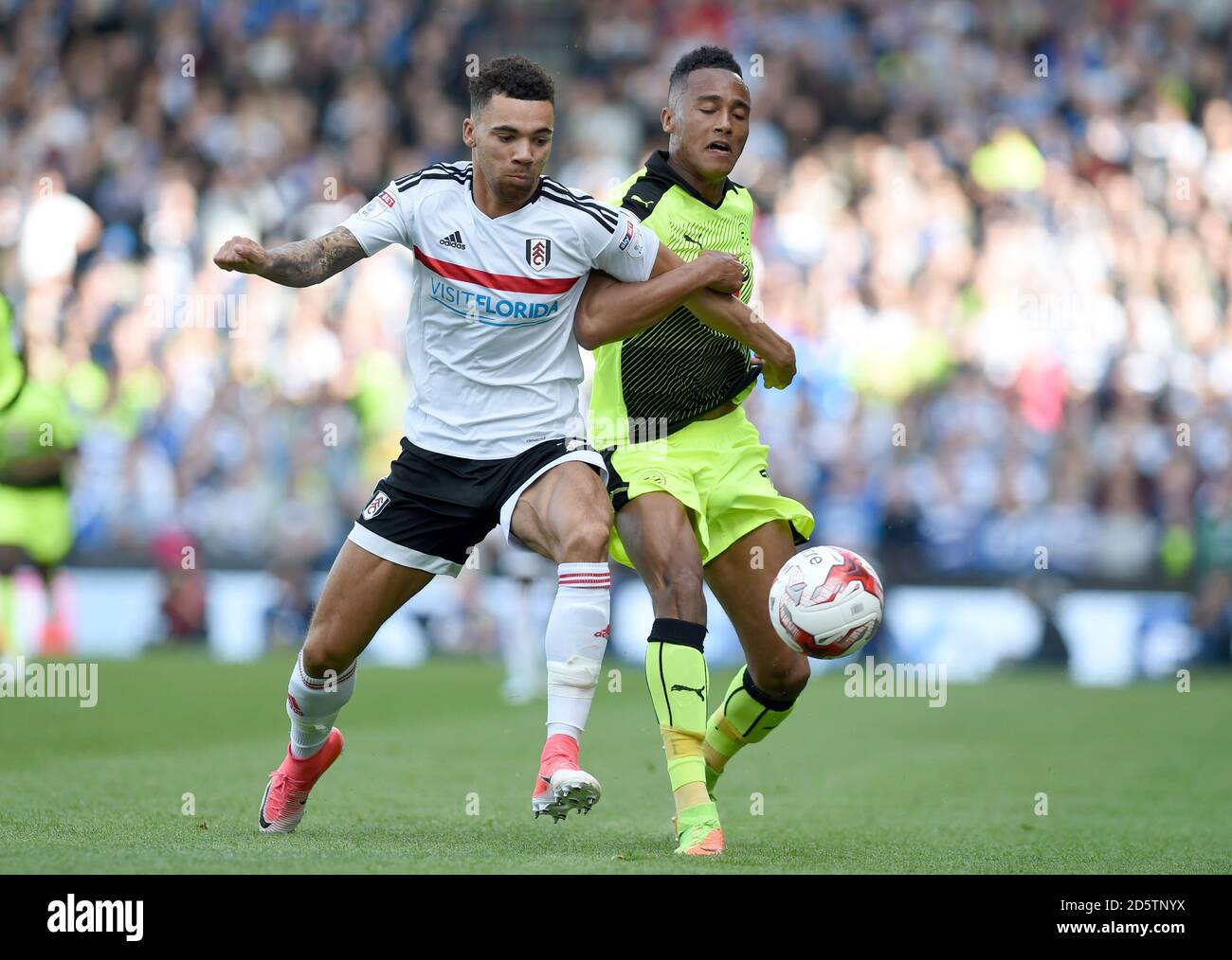 Fulham's Chris Gunter and Reading's Jordan Obita in action Stock Photo ...