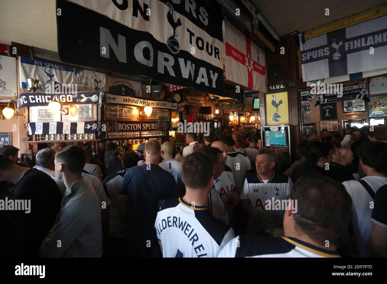 A view inside The Bricklayers pub on Tottenham High Street Stock Photo ...