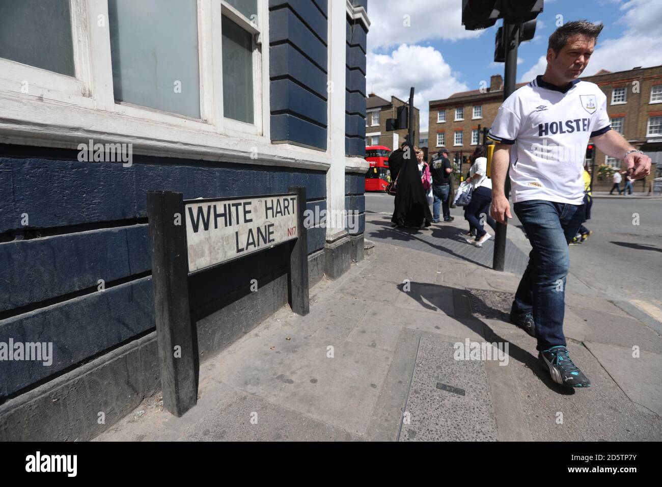 White hart lane sign hi-res stock photography and images - Alamy