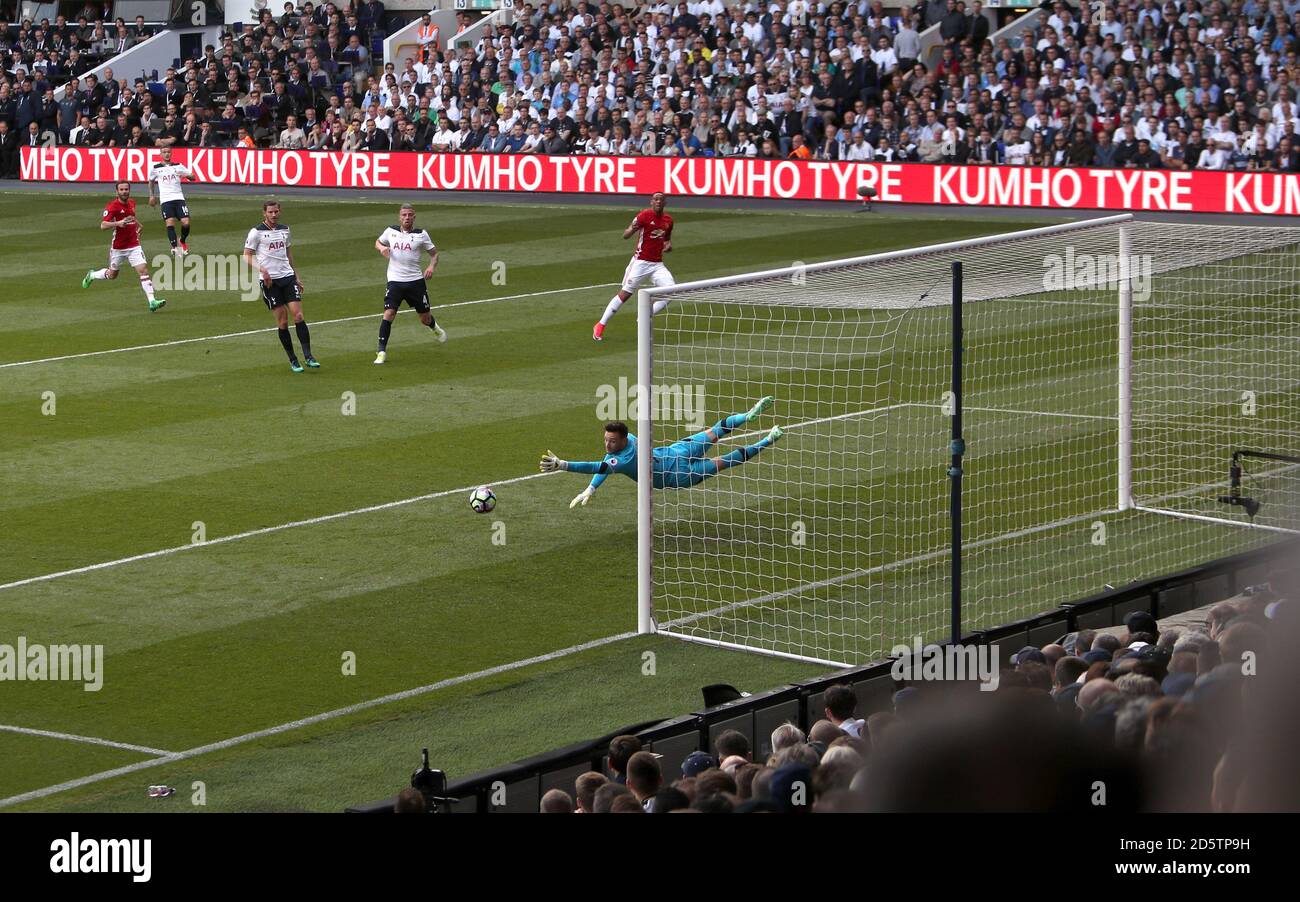 Tottenham Hotspur goalkeeper Hugo Lloris blocks a shot Stock Photo - Alamy