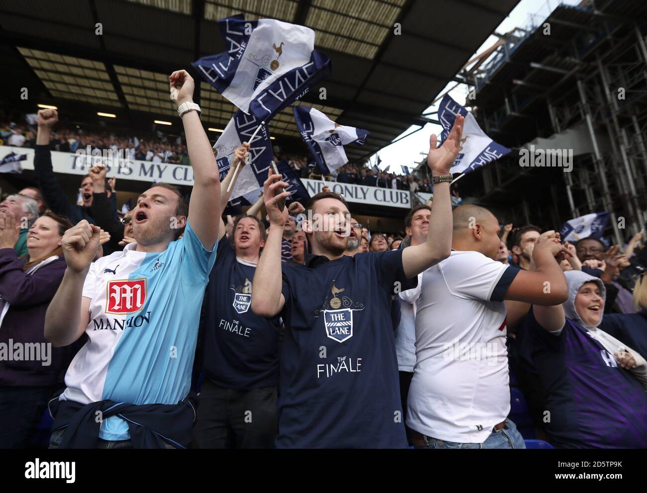 Tottenham hotspur fans in stands hi-res stock photography and images ...
