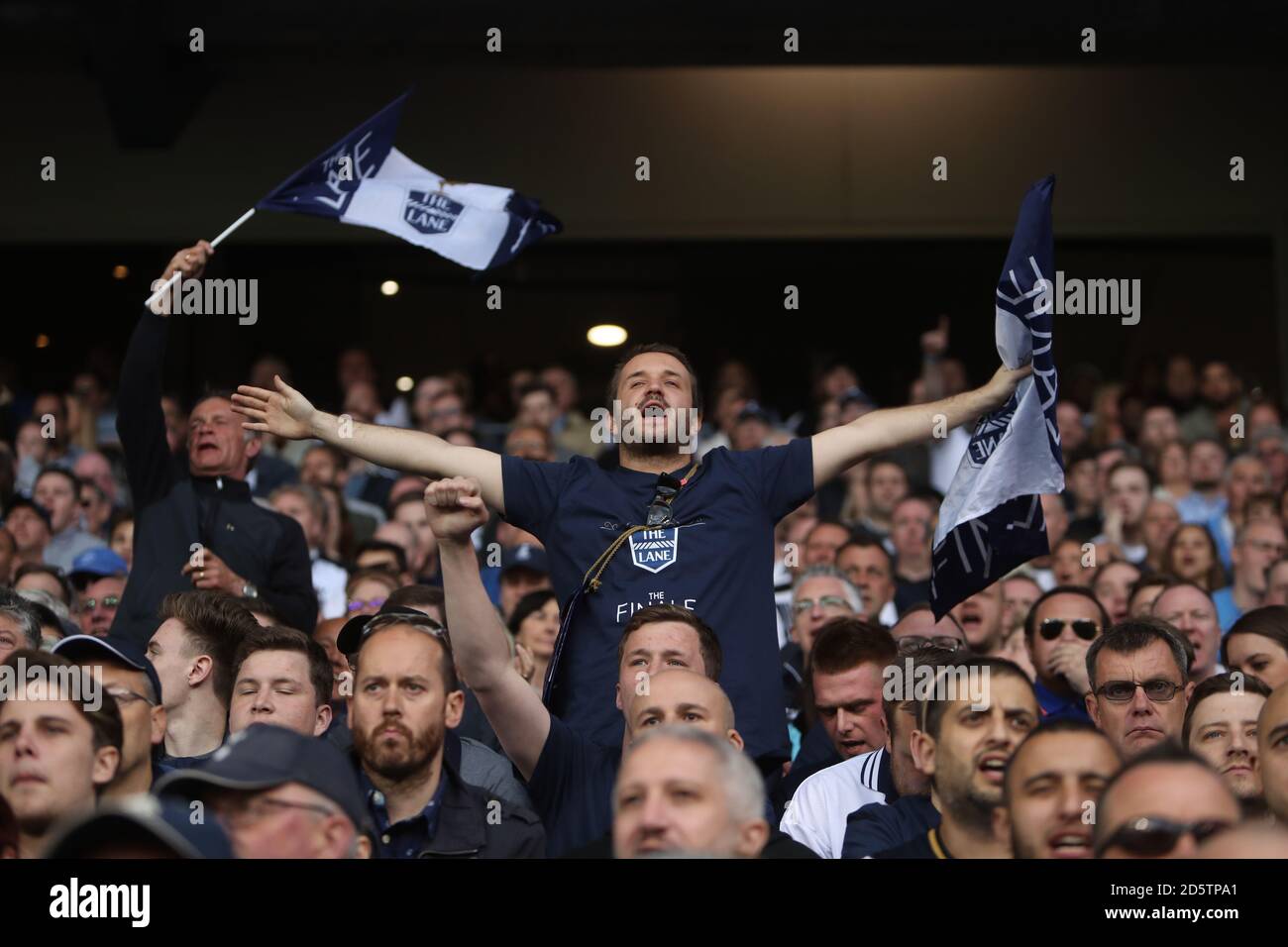Tottenham hotspur fans show hi-res stock photography and images - Alamy