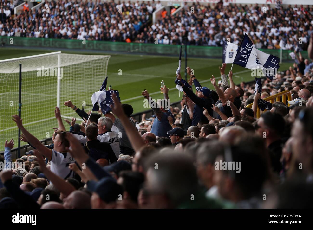 Tottenham Hotspurs fans show their support in the stands Stock Photo ...
