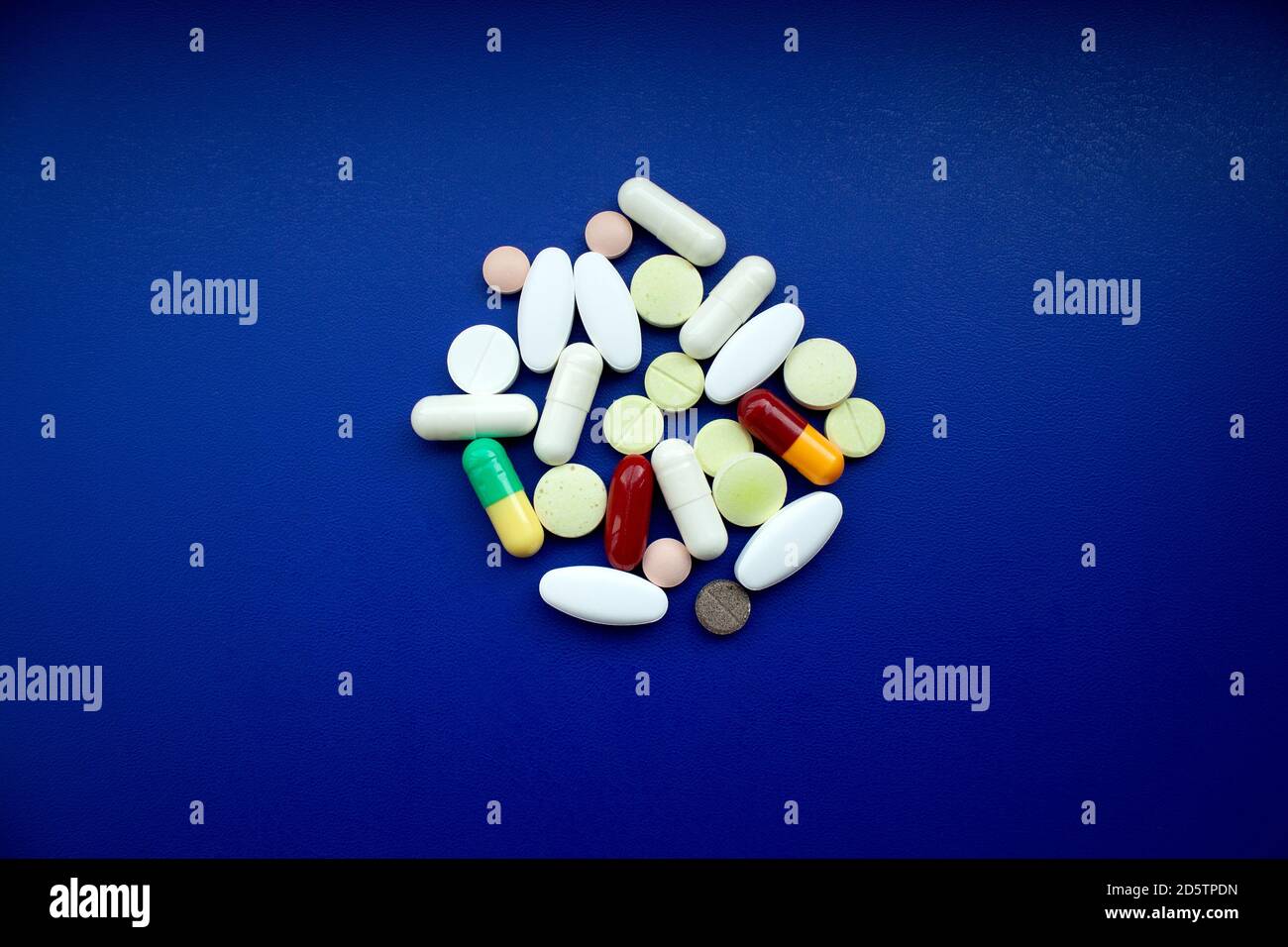 Dark red medical capsules hi-res stock photography and images - Alamy