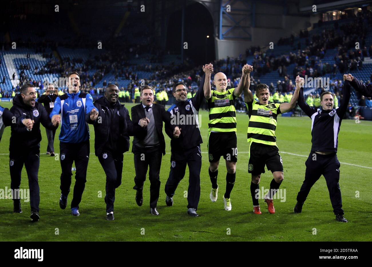 Huddersfield towns aaron mooy hi-res stock photography and images - Alamy
