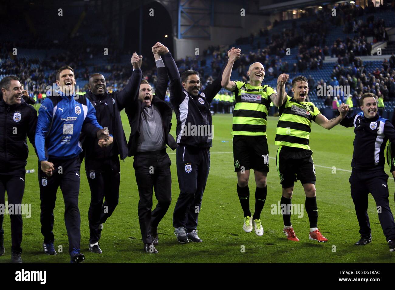 Huddersfield towns aaron mooy hi-res stock photography and images - Alamy