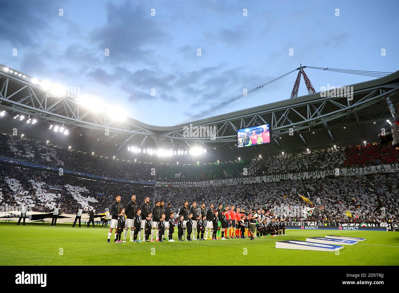Soccer teams line up hi-res stock photography and images - Alamy