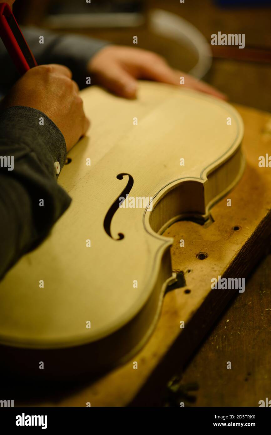 Cremona violin workshop instrument hi-res stock photography and images ...
