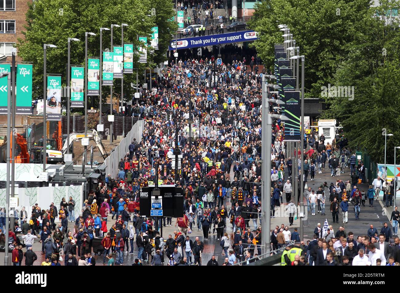 Wembley stadium fans walk hi-res stock photography and images - Alamy