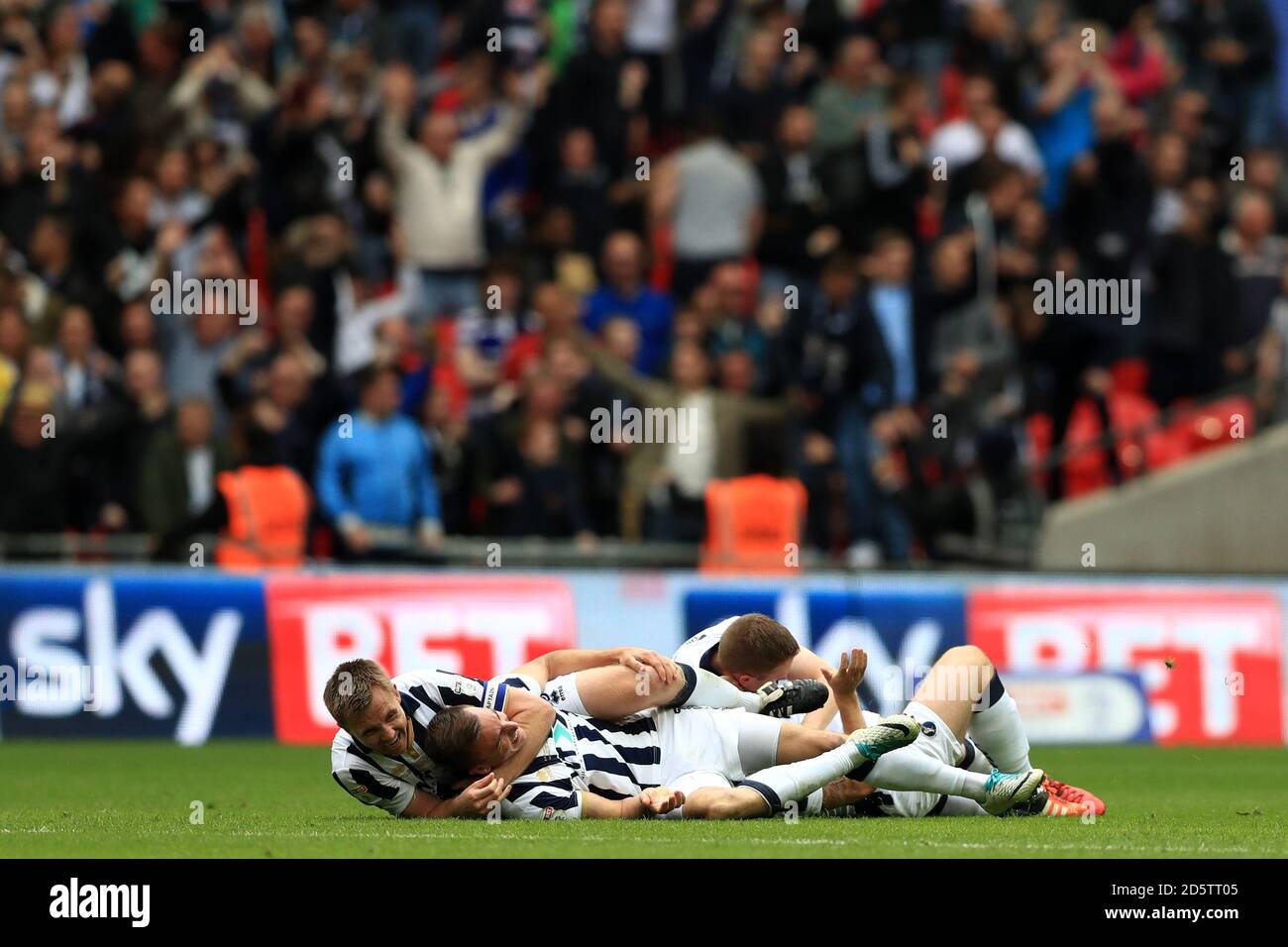 Millwall football celebrate hi-res stock photography and images - Alamy
