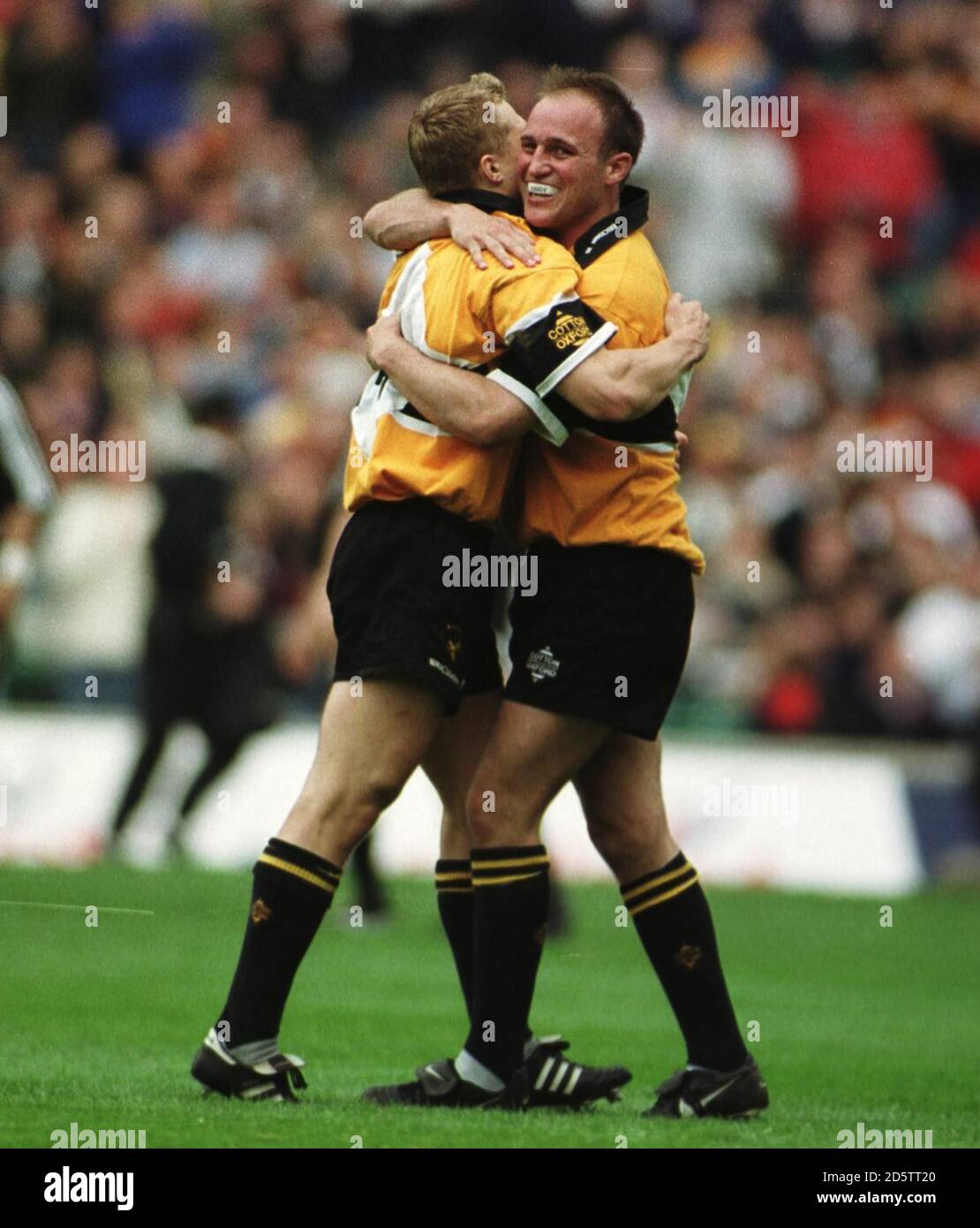 Wasps' two try scorers Josh Lewsey and Alex King embrace after the ...