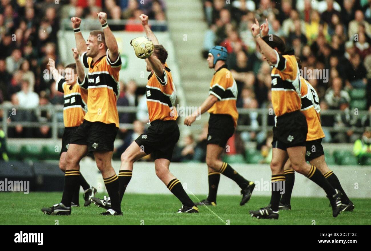 The wasps' players celebrate victory as the final whistle goes Stock ...