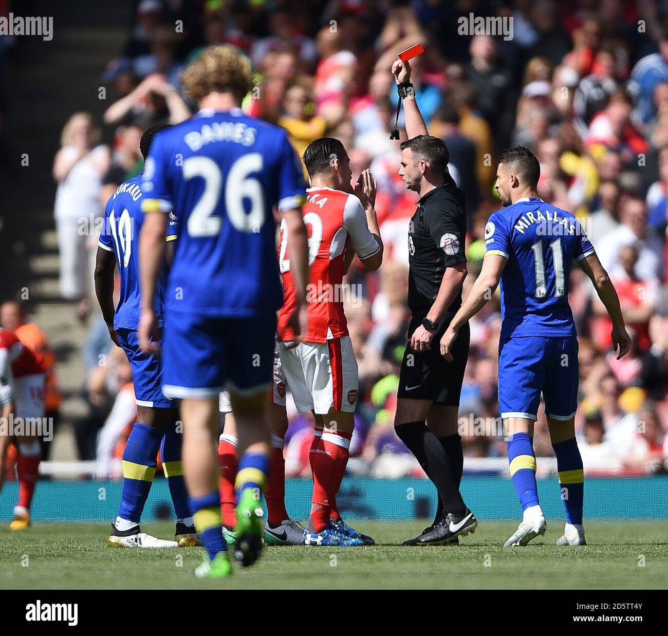 Michael oliver referee red card hi-res stock photography and images - Alamy