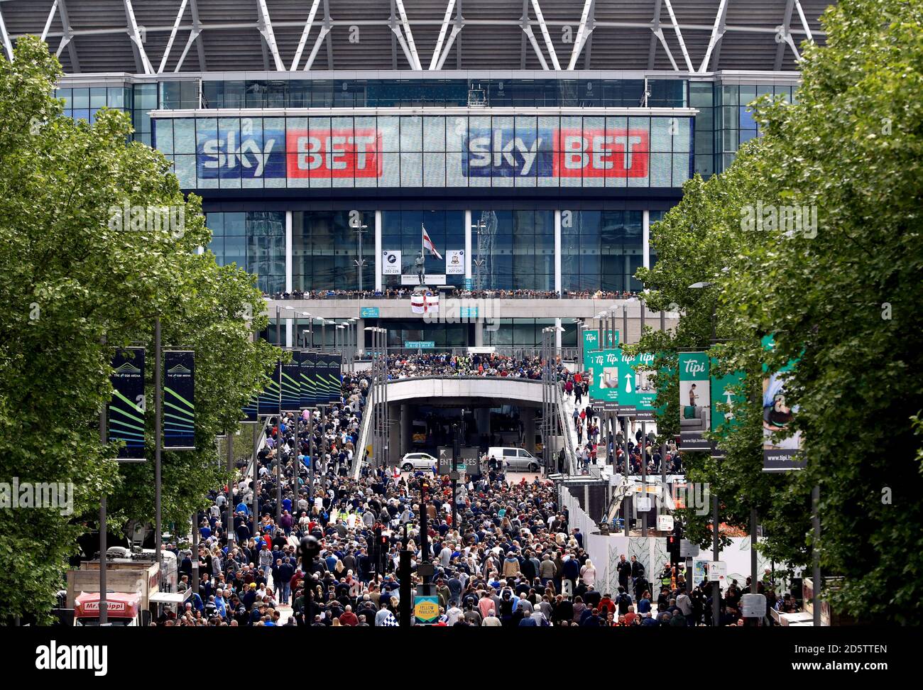 Wembley fans signage hi-res stock photography and images - Alamy