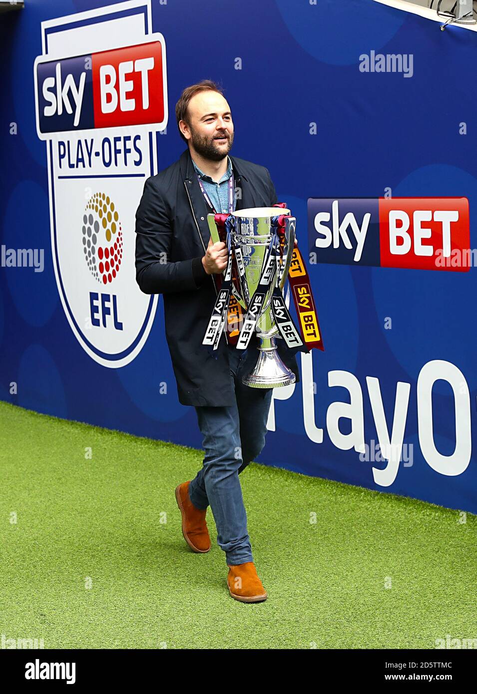Efl league one trophy hi-res stock photography and images - Alamy