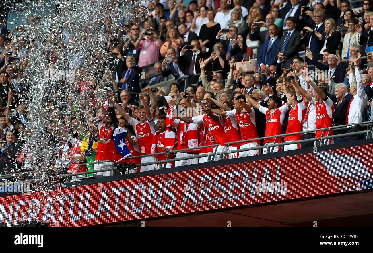 Fa cup trophy lift hi-res stock photography and images - Alamy