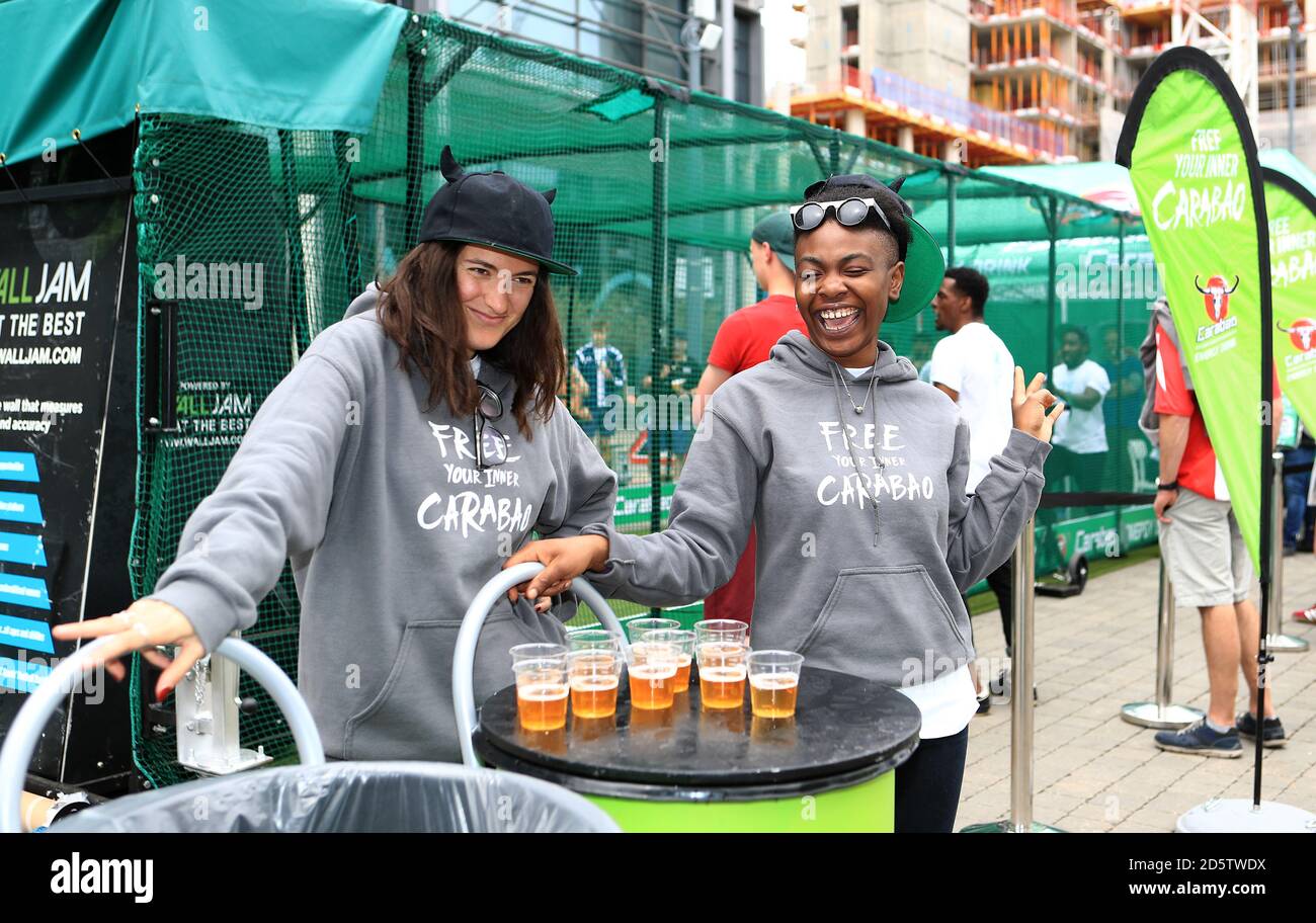 Stand offs hi-res stock photography and images - Alamy