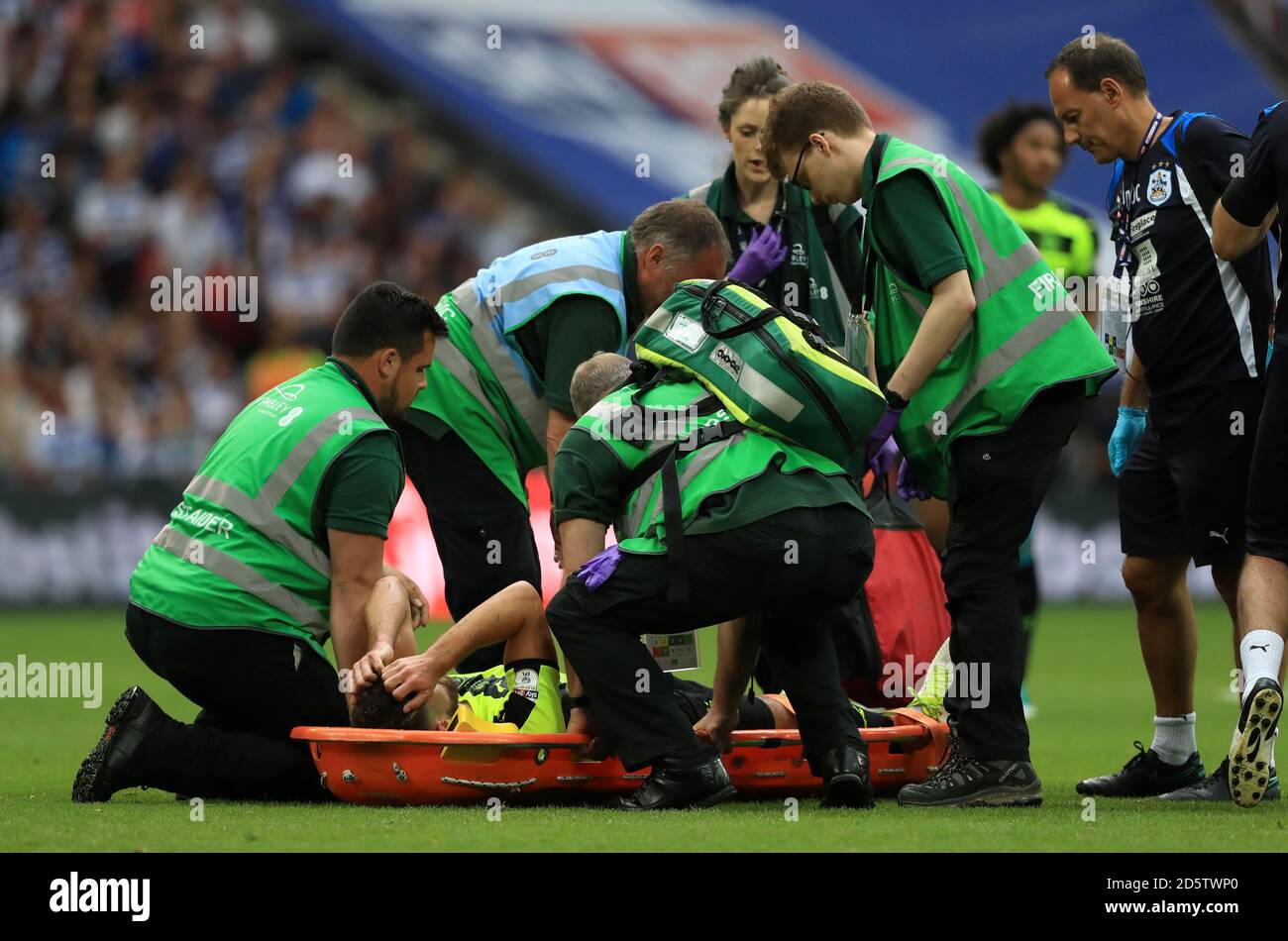 English league soccer football stretcher hi-res stock photography and ...