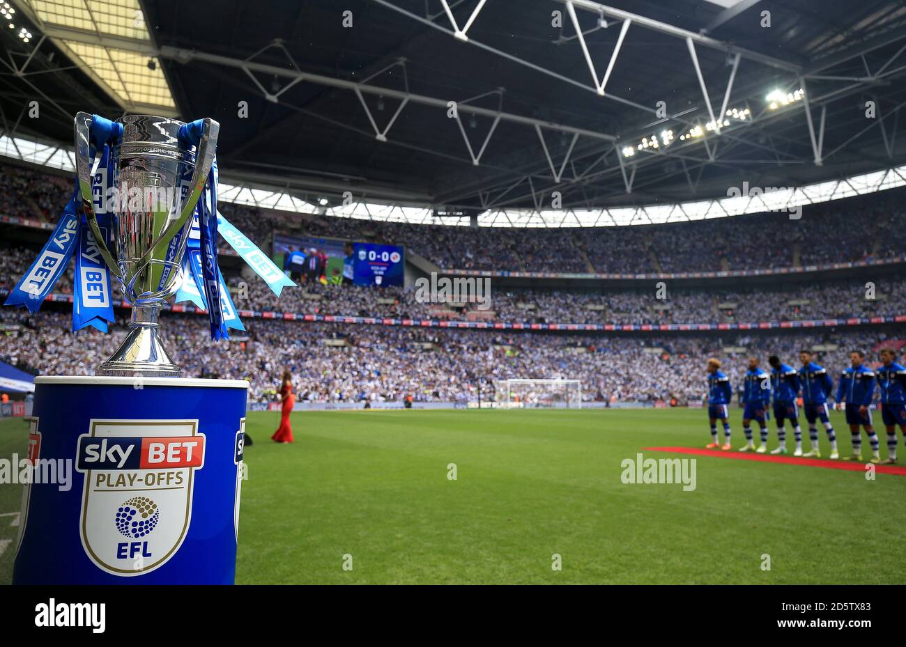 The two team's line-up before kick-off in front of the trophy Stock ...