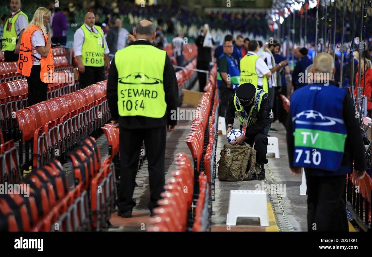 Unattended package hi-res stock photography and images - Alamy