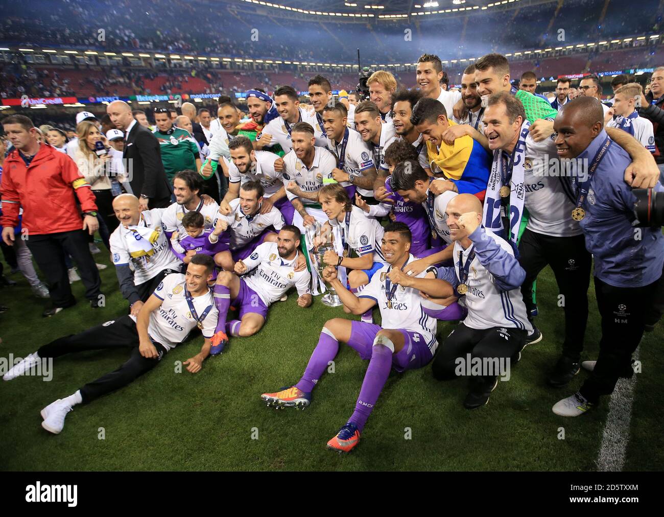 Real Madrid players celebrate with the trophy after the 2017 Champions ...