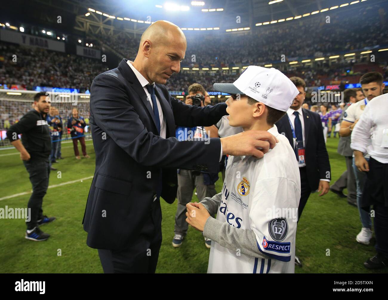 Real madrid manager zinedine zidane celebrates hi-res stock photography ...