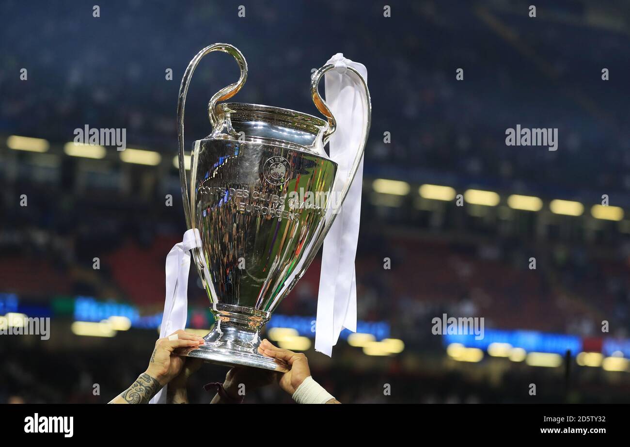 Real Madrid players celebrate with the trophy after the 2017 Champions ...