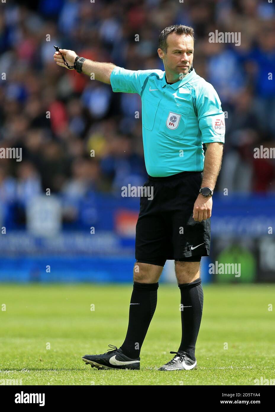 Match referee paul tierney hi-res stock photography and images - Alamy