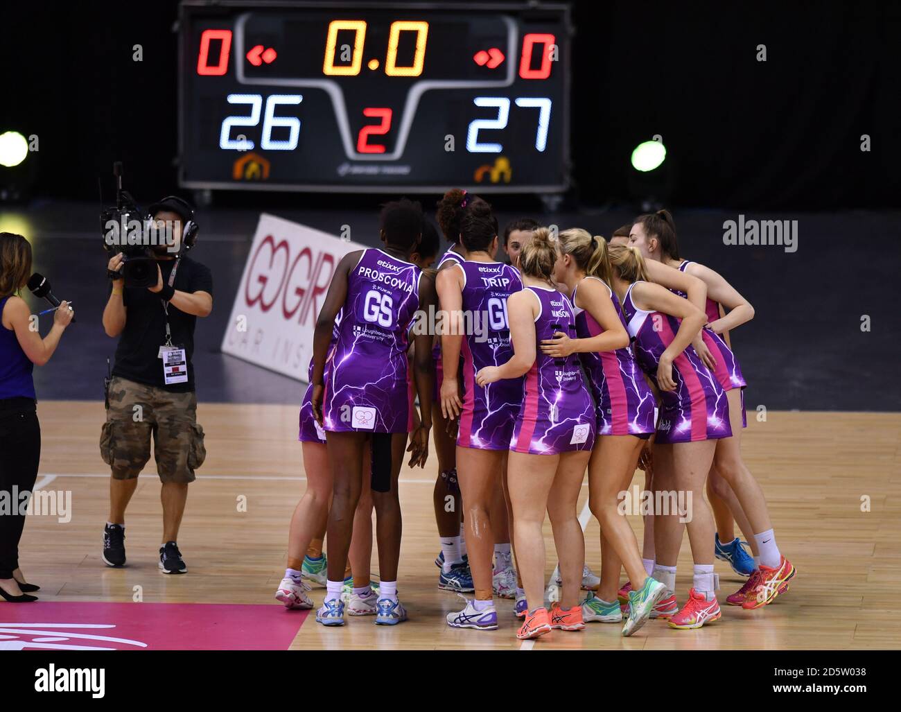 Netball action scoring hi-res stock photography and images - Alamy