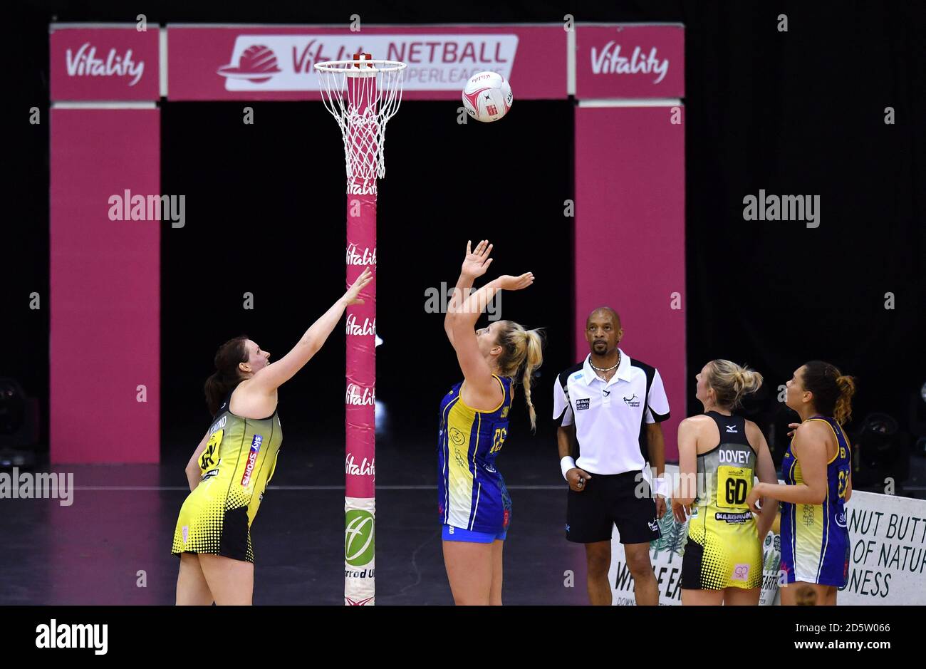 Team Bath's Chelsea Lewis (centre) shoots for goal Stock Photo - Alamy