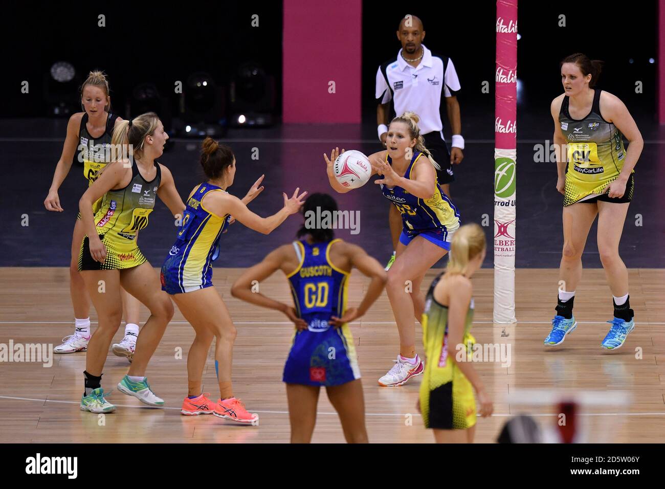 Netball passes hi-res stock photography and images - Alamy