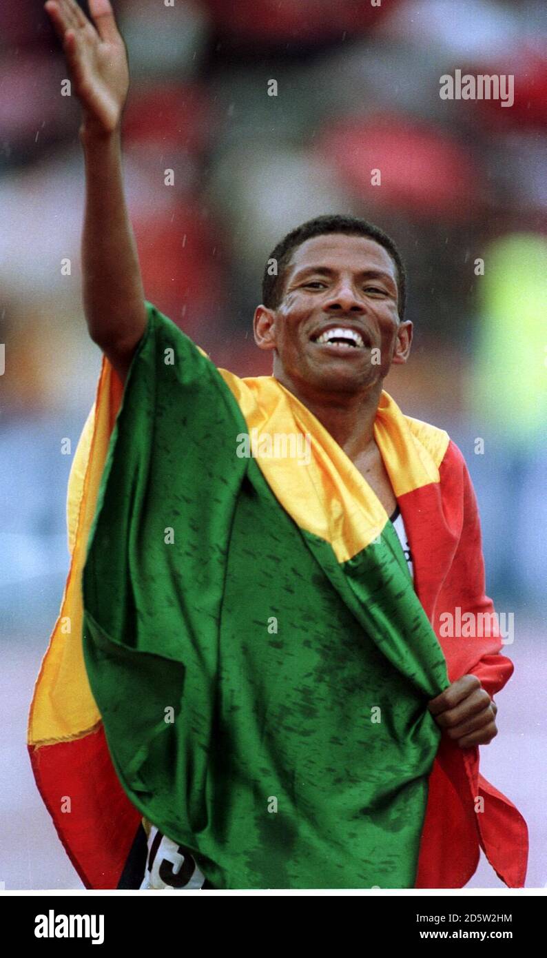 Haile Gebrselassie celebrates winning the Emsley Carr Mile Stock Photo ...