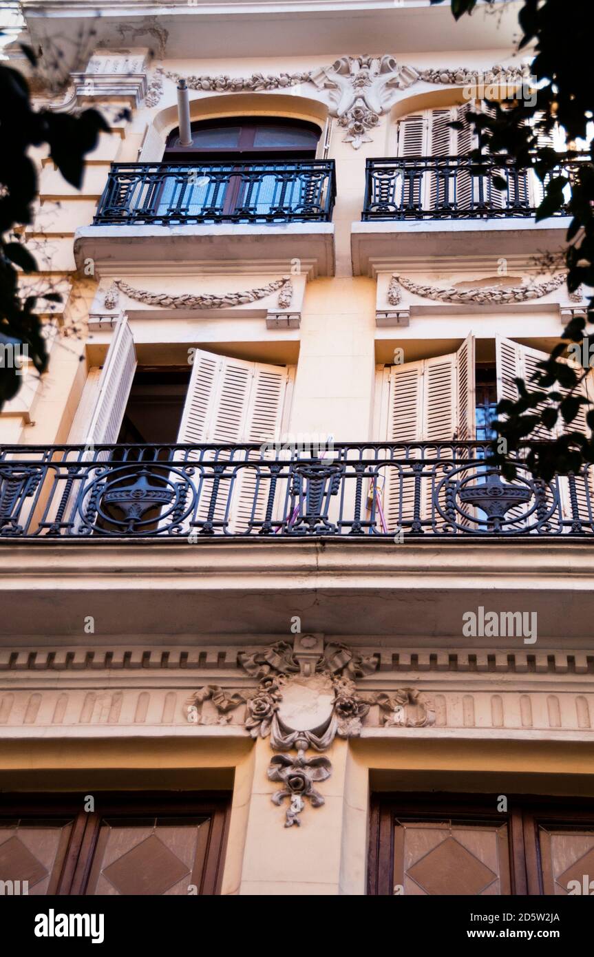 Detailed iron railings hi-res stock photography and images - Alamy