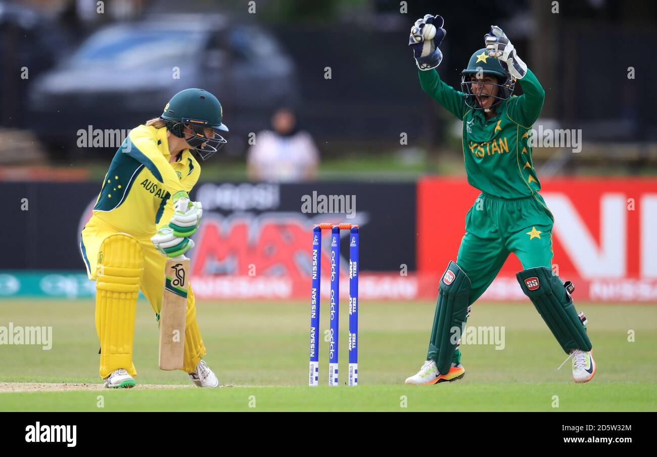 Pakistan Women's wicketkeeper Sidra Nawaz celebrates catching out ...