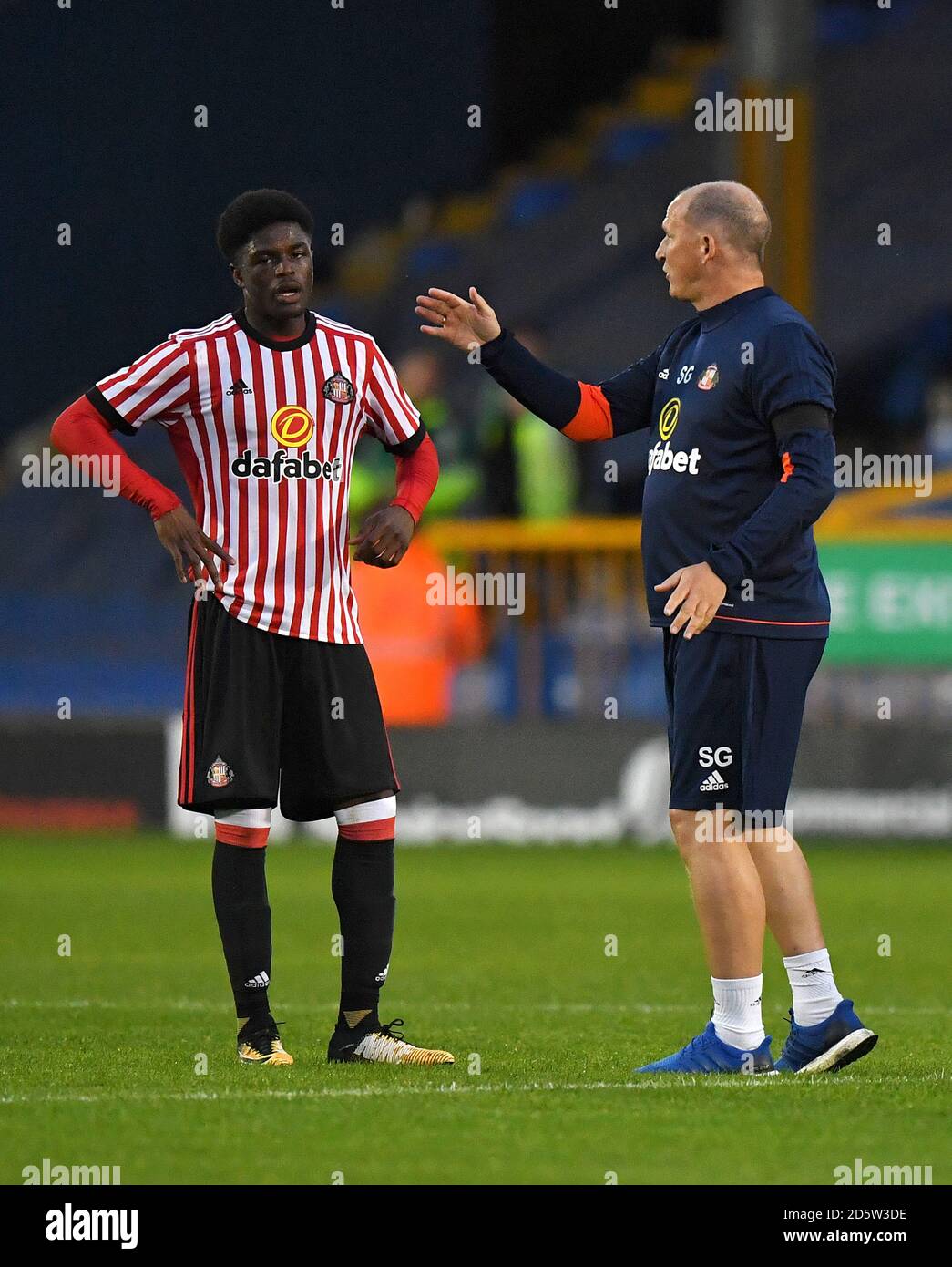 Sunderland Josh Maja (left) speaks with manager Simon Grayson Stock ...