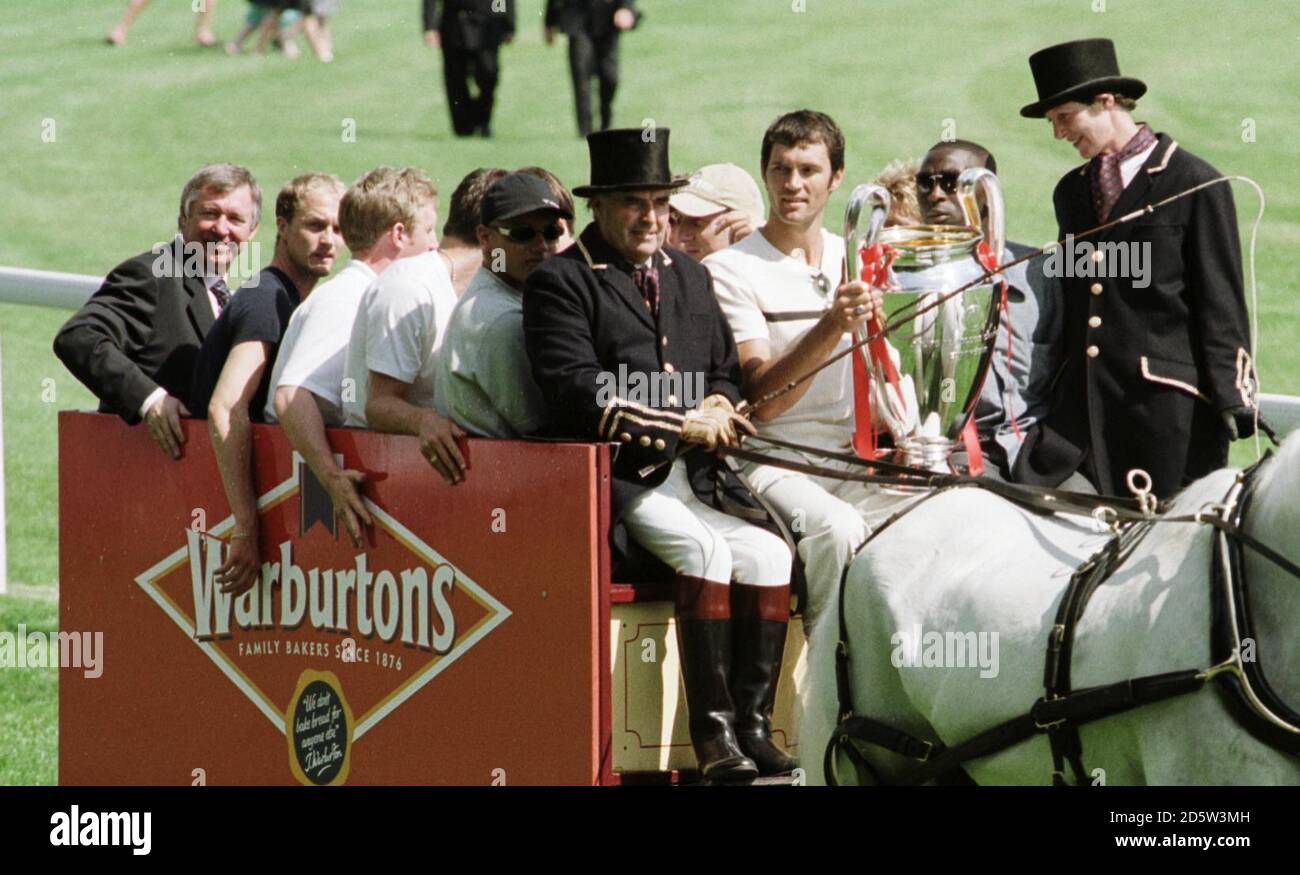 Manchester United players and Sir Alex Ferguson parade the European Cup ...