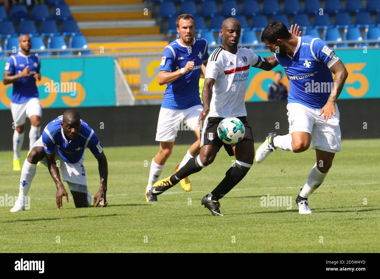 Fulham's Sone Aluko (centre Stock Photo - Alamy