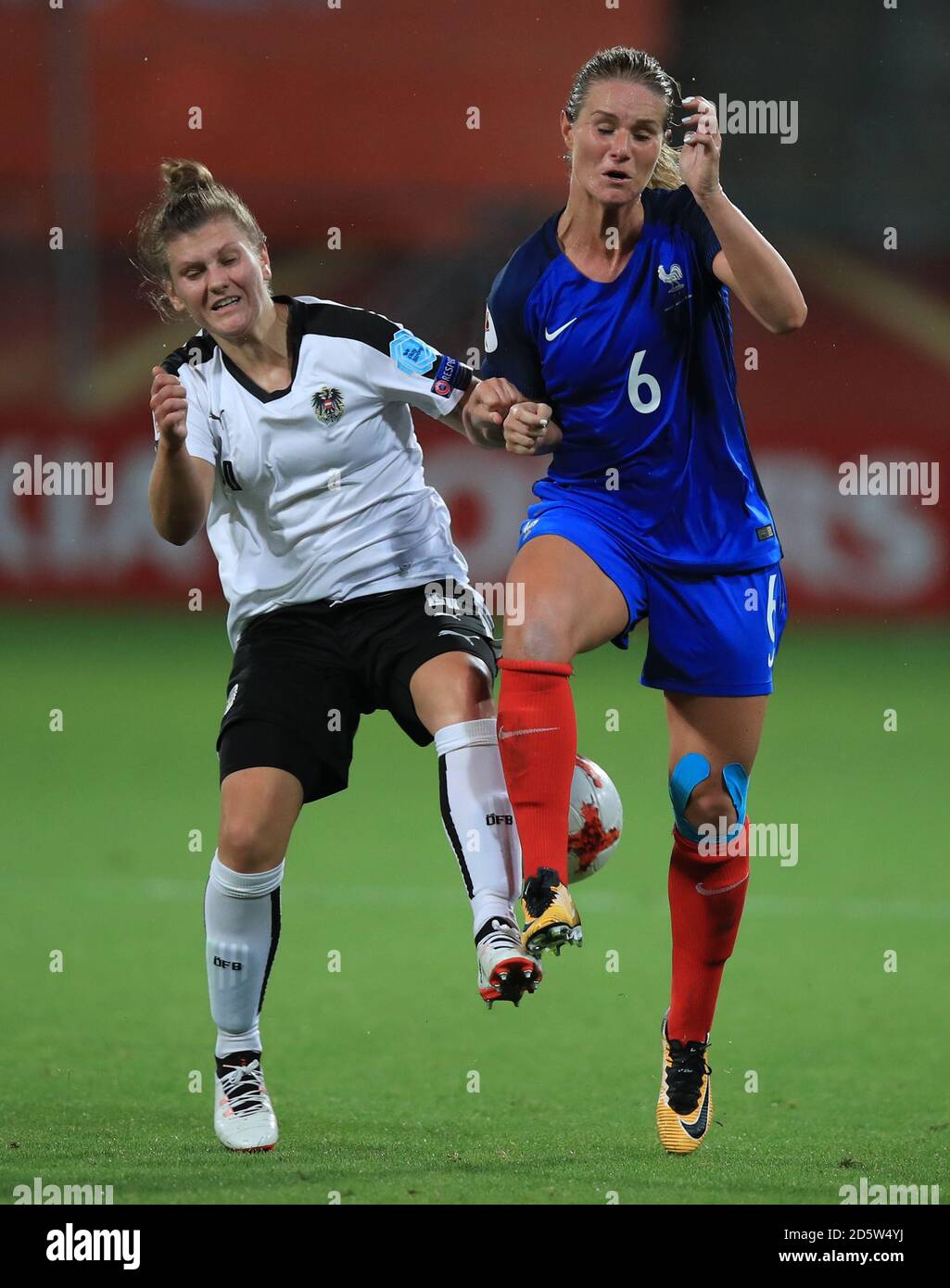 France's Amandine Henry and Austria's Viktoria Pinther Stock Photo - Alamy