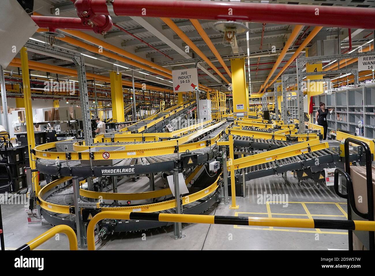 Amazon logistics system hi-res stock photography and images - Alamy