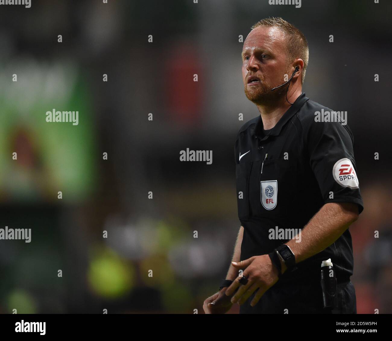 David rock referee hi-res stock photography and images - Alamy