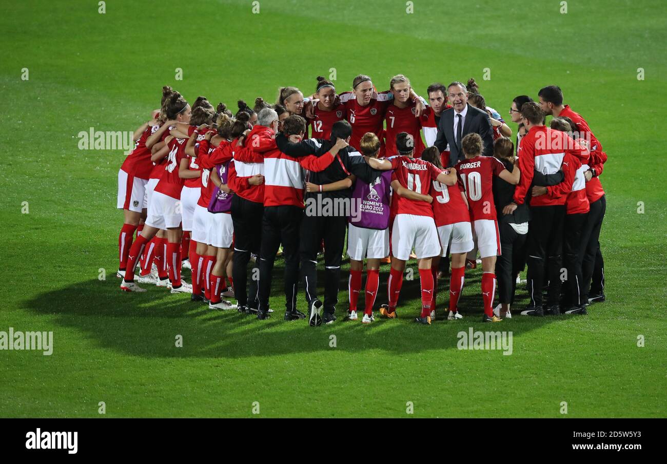Austria team celebrate in a circle after the final whitle Stock Photo ...