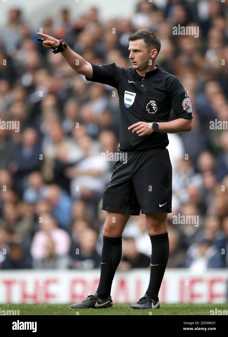 Referee Michael Oliver Stock Photo - Alamy