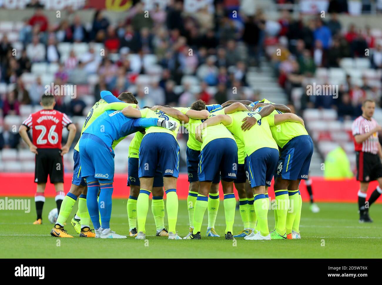 Derby County's pre match huddle Stock Photo - Alamy
