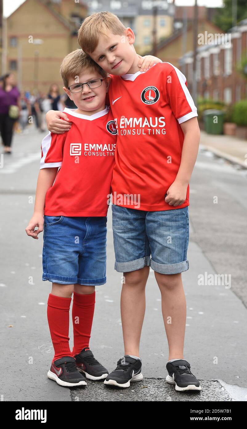 Efl league two supporters hi-res stock photography and images - Alamy
