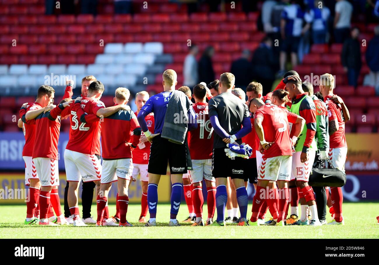 Charlton Athletic players in a huddle after the final whistle Stock ...