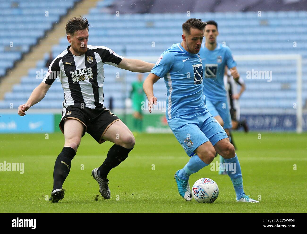 Notts County's Matt Tootle (left) and Coventry City's Marc McNulty ...