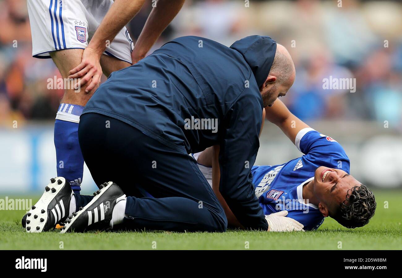 English league soccer football stretcher hi-res stock photography and ...