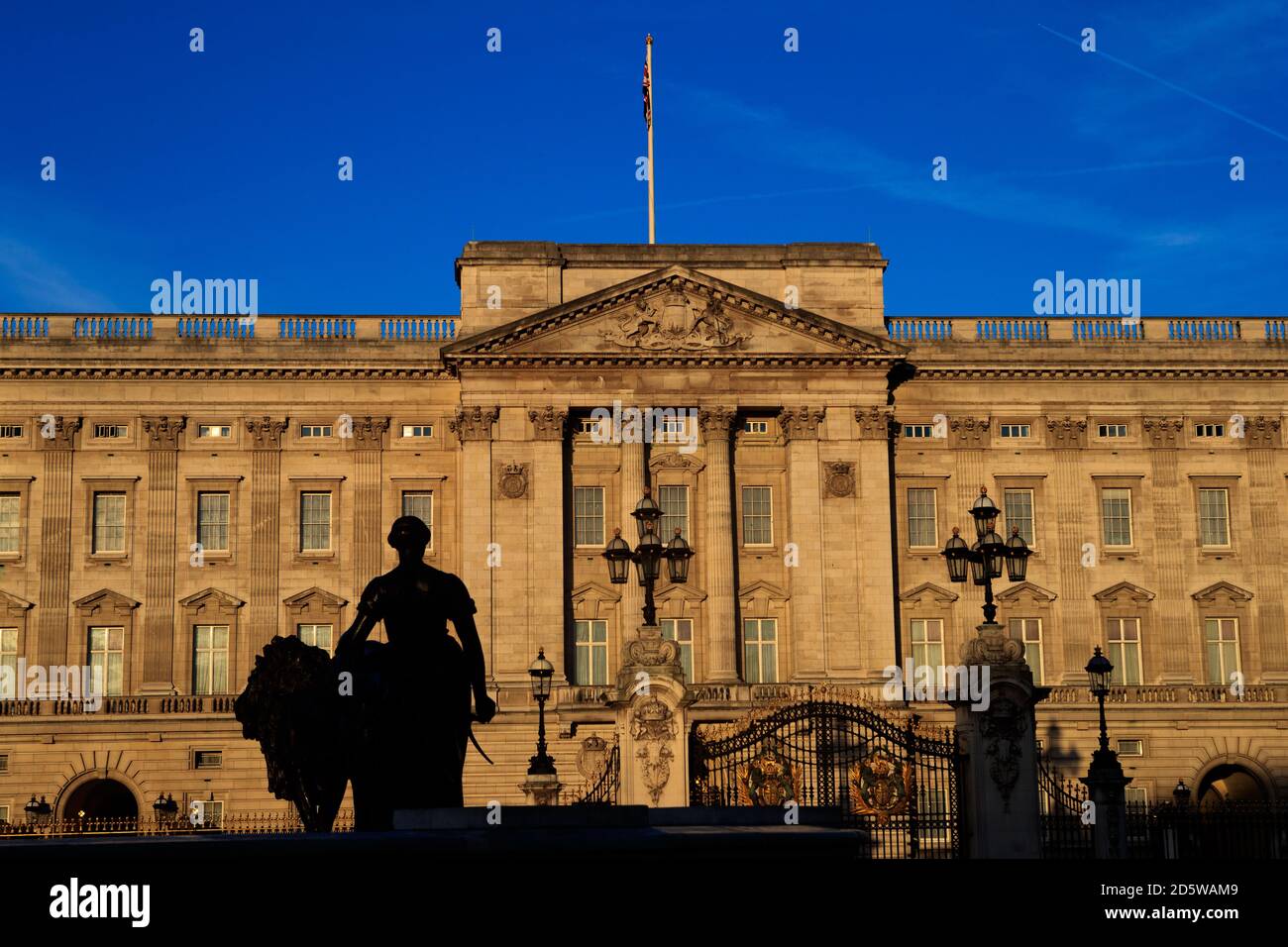 Buckingham palace general view hi-res stock photography and images - Alamy